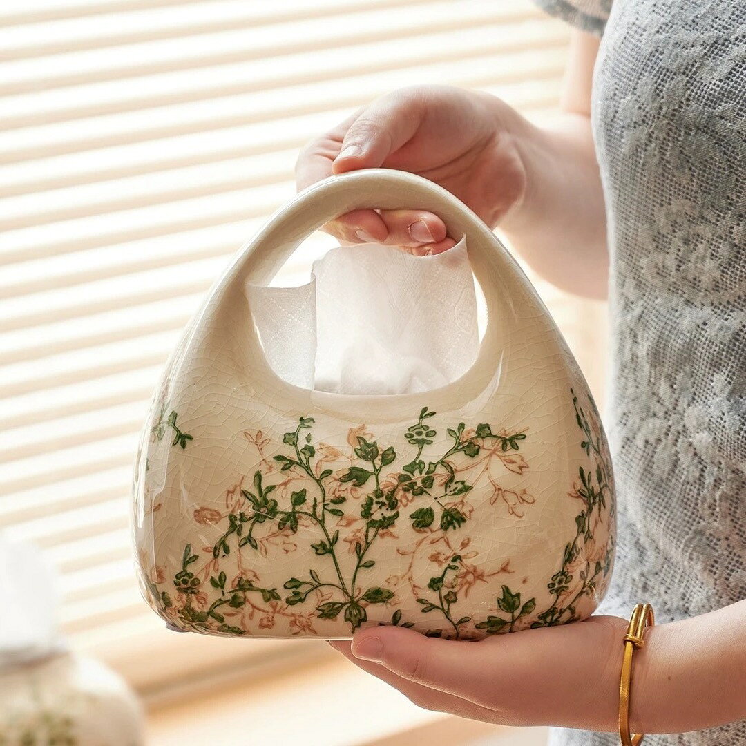 商品説明 上品な花柄デザインが魅力の、バッグ型ティッシュケースです。まるで小さなハンドバッグのようなフォルムで、置くだけで空間を華やかに演出します。繊細な草花模様とやさしい色合いが、ナチュラルで落ち着いた雰囲気を演出。リビングや寝室、玄関な...