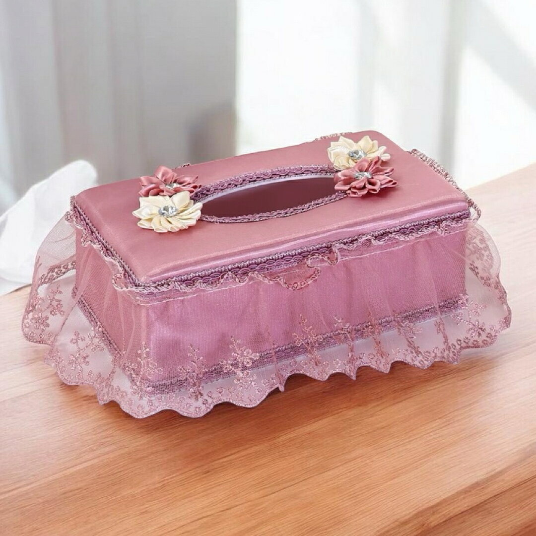 商品説明 上品なレースと花モチーフが可愛い、姫系デザインのティッシュケースです。お部屋のインテリアとしても映えるエレガントなデザインで、リビングや寝室、ドレッサー周りにもぴったりです。レースのフリルが華やかな雰囲気を演出し、日常使いのティッ...