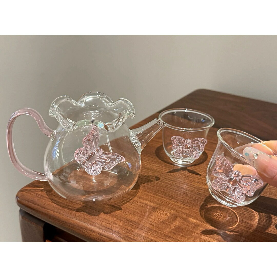 商品説明 可愛い蝶モチーフが特徴のガラスティーセットです。透明感のあるガラスと繊細なバタフライデザインが、上品で華やかなティータイムを演出します。ティーポットとミニカップのセットで、紅茶・花茶・ハーブティーなどをゆったり楽しむことができます...
