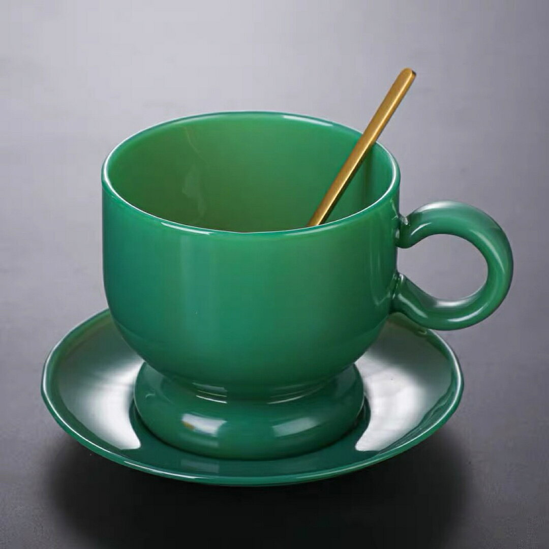 商品説明 透明感のある美しいカラーガラスのコーヒーカップ＆ソーサーセットです。上品なデザインで、コーヒーや紅茶、ラテなどさまざまなドリンクをおしゃれに楽しめます。カップ、ソーサー、ガラススプーンの3点セットで、カフェのようなティータイムを演...