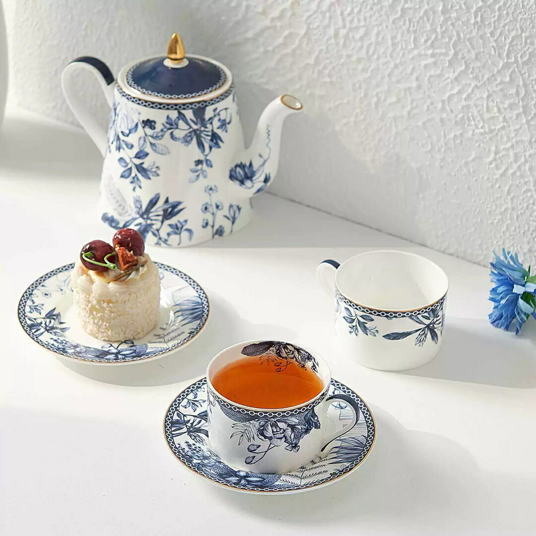 商品説明 上品な青花デザインが美しい，ティーポット＆カップセットです。クラシックな青い花柄がテーブルを華やかに演出します。ご自宅でのティータイムはもちろん、来客用やアフタヌーンティーにもぴったり。優雅で落ち着いた雰囲気を楽しむことができるテ...