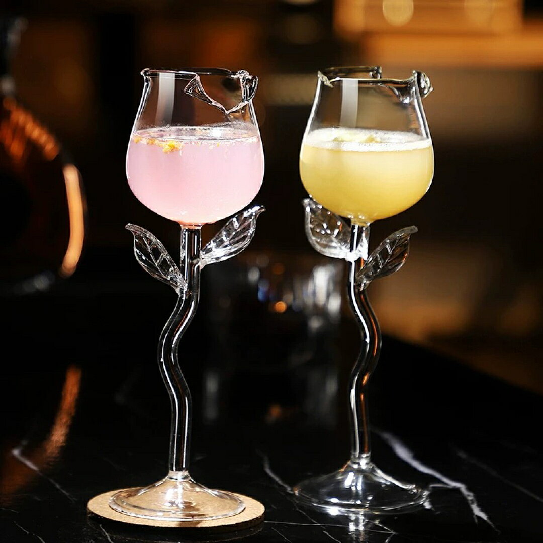 商品説明 バラの花をモチーフにした上品なデザインのワイングラス2点セットです。花びらのような縁と、茎をイメージした曲線ステムに立体的なリーフがあしらわれ、テーブルを華やかに演出します。コンパクトな150mlサイズで、ワインはもちろん、シャン...