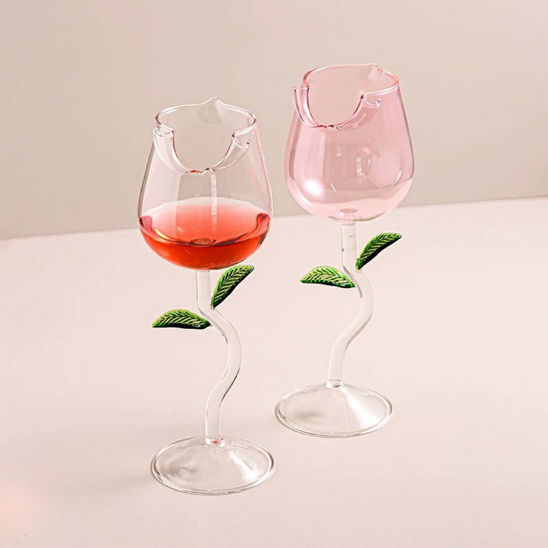 商品説明 上品なバラの花をモチーフにした、エレガントなワイングラス2点セットです。グラスの縁は花びらのようなデザインで、ステム部分には可愛いグリーンリーフがあしらわれています。テーブルを華やかに演出し、特別な時間をよりロマンチックにしてくれ...
