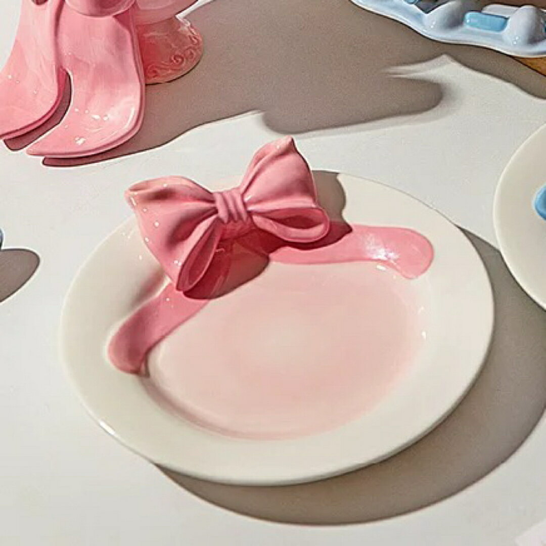 商品説明 薄いピンクカラーと立体的なリボンモチーフが目を引く、可愛らしいデザインのデザートプレートです。やさしく上品な色合いで、テーブルを華やかに演出します。ケーキや焼き菓子、フルーツなどの盛り付けにぴったりのサイズ感。普段使いはもちろん、...
