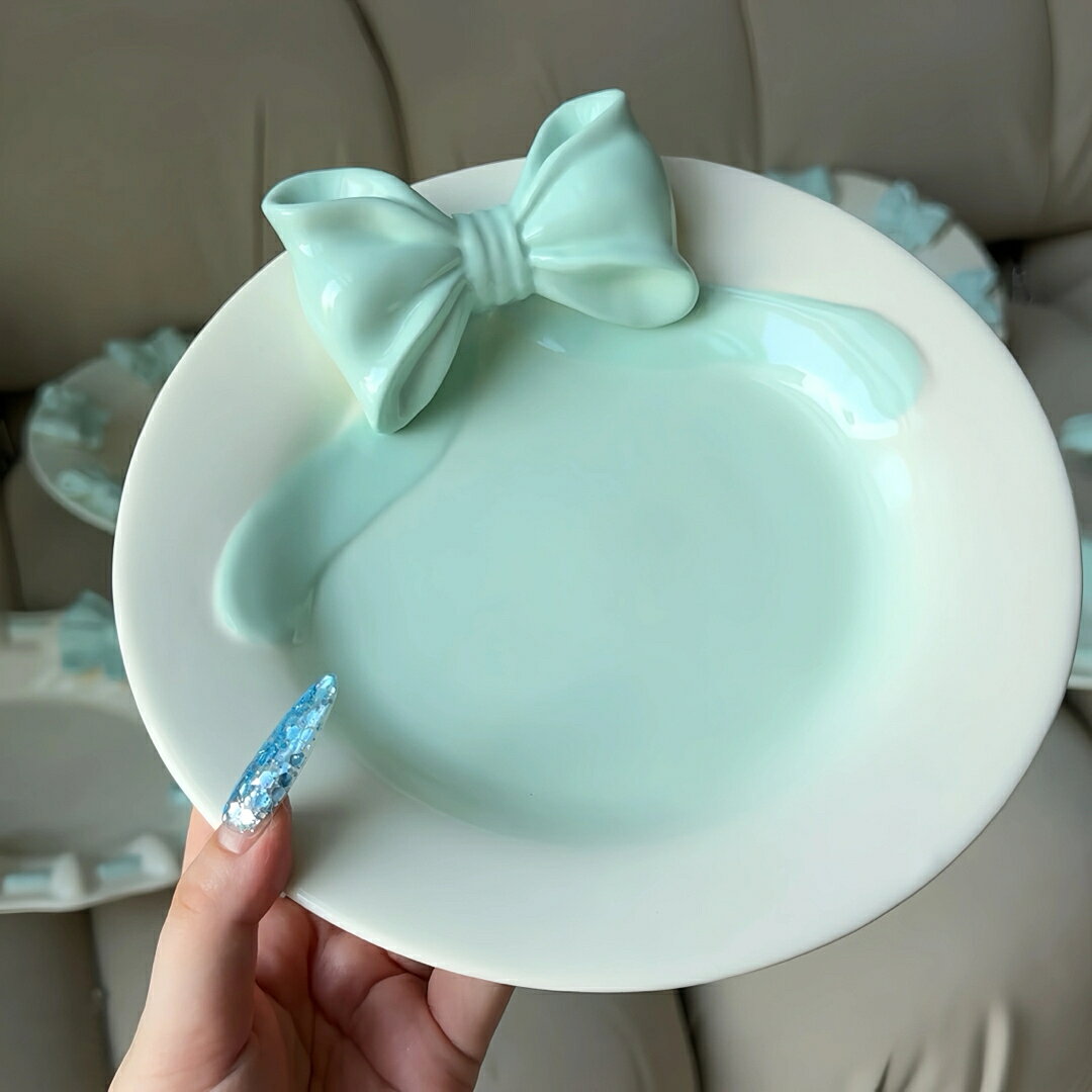 商品説明 縁のフリルデザインと、上部にあしらわれた立体的なリボンモチーフが印象的な陶器製プレートです。爽やかなミントグリーンにホワイトを組み合わせ、可愛らしさの中に清潔感のある雰囲気に仕上げました。約8インチ（約20.3cm）の使いやすいサ...