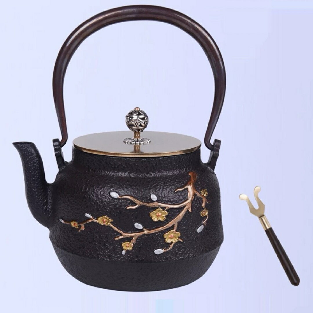 商品説明 伝統的な趣を感じさせる、梅の彩絵模様が美しい鋳鉄製鉄瓶です。本体には立体感のある梅枝と花の装飾を施し、和の風情と高級感を兼ね備えたデザインに仕上げています。内側には酸化皮膜加工を施しており、鉄瓶本来の風合いを楽しみながら、日常使い...