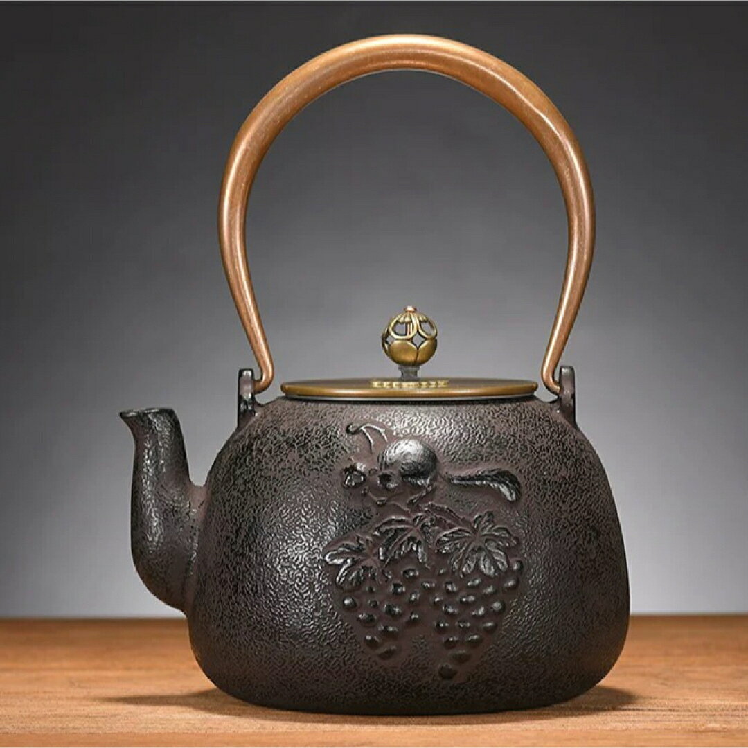 商品説明 状態：新品*火からおろしても保温性に優れている*炭火で鉄瓶を800度〜1000度の温度で真っ赤になるまで焼く工程*鋳鉄適正容量：約1200ml*ガス、電気コンロ、炭火、IH調理器対応*ご使用前に、臭い消し・金気止め・錆予防をします...