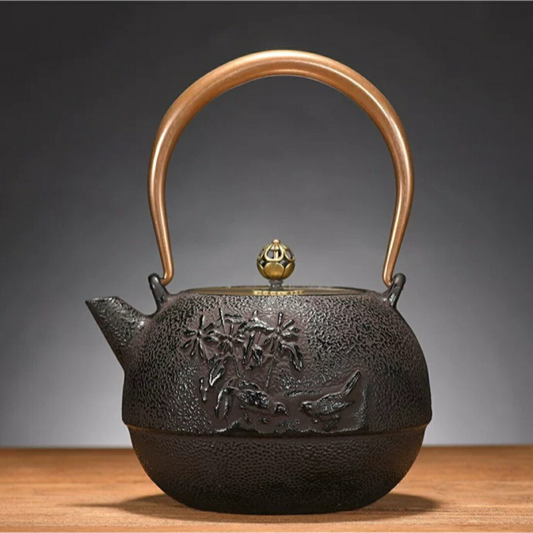 商品説明 状態：新品*火からおろしても保温性に優れている*炭火で鉄瓶を800度〜1000度の温度で真っ赤になるまで焼く工程*鋳鉄適正容量：約1200ml*ガス、電気コンロ、炭火、IH調理器対応*ご使用前に、臭い消し・金気止め・錆予防をします...