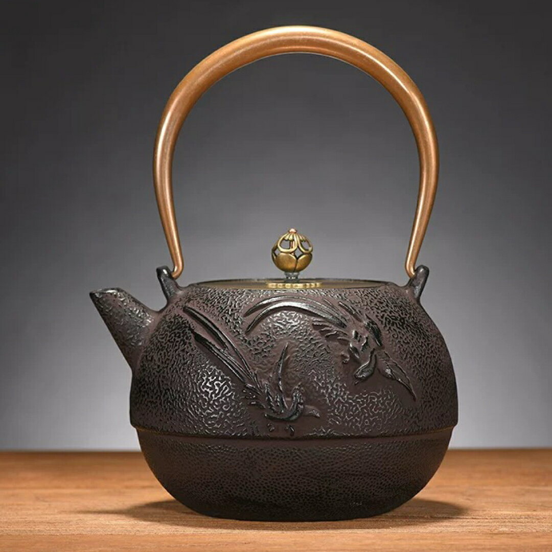 商品説明 状態：新品*火からおろしても保温性に優れている*炭火で鉄瓶を800度〜1000度の温度で真っ赤になるまで焼く工程*鋳鉄適正容量：約1200ml*ガス、電気コンロ、炭火、IH調理器対応*ご使用前に、臭い消し・金気止め・錆予防をします...