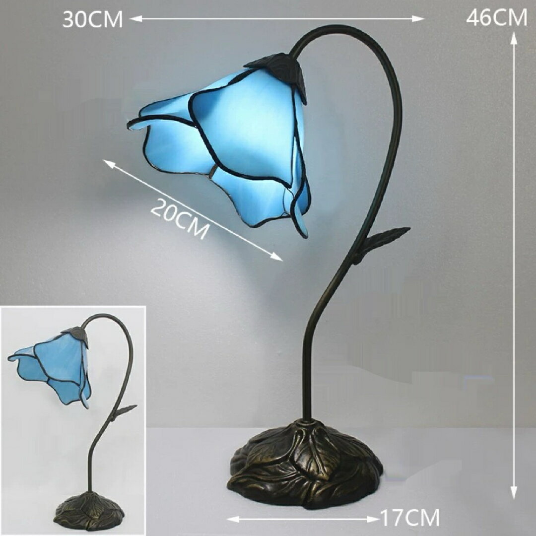 商品説明 花をモチーフにしたステンドグラス製ガラスシェードを使用した、上品で存在感のあるテーブルランプです。点灯すると、ステンドグラス特有のやわらかな光が広がり、お部屋を落ち着いた雰囲気に演出します。曲線が美しいアイアンフレームと、安定感の...