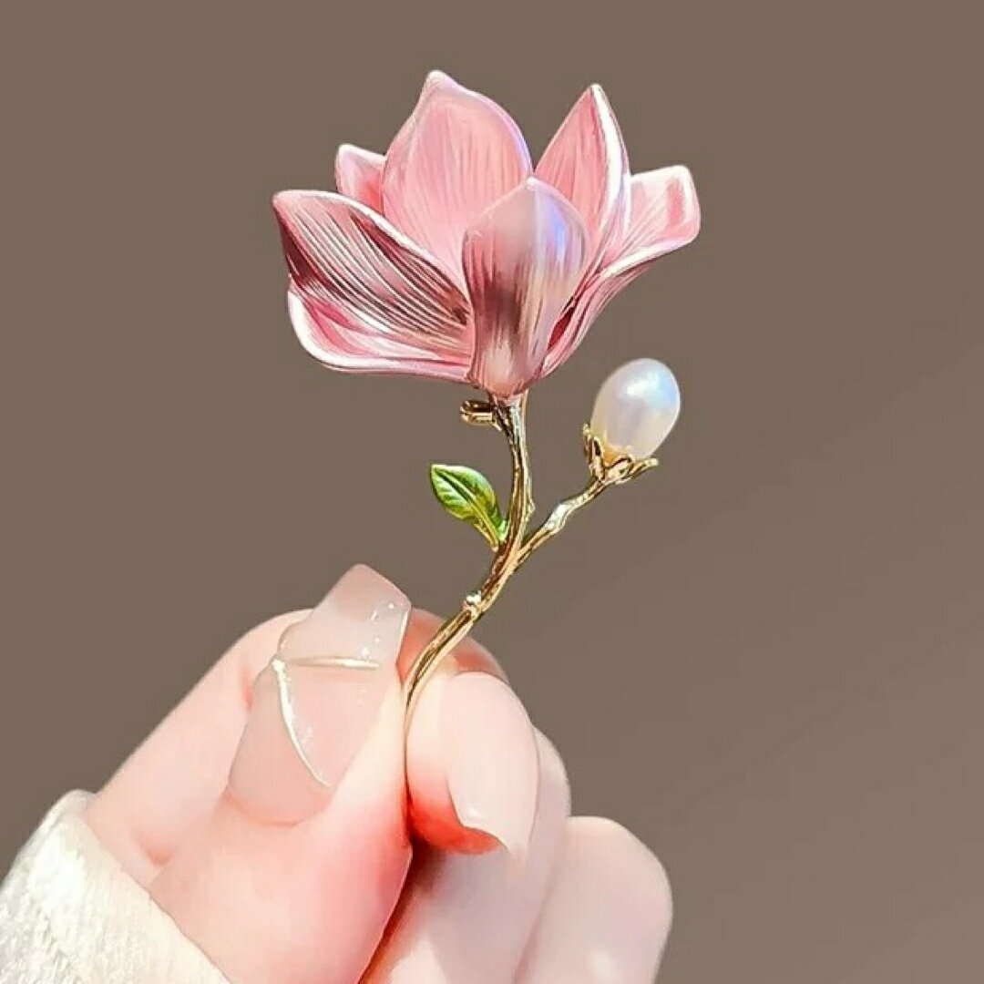 商品説明 ピンクカラーの花モチーフが上品なブローチです。小ぶりなパール調パーツを組み合わせた、やさしく華やかなデザインです。ジャケット、コート、ワンピース、ストール、バッグなどのアクセントとして幅広くお使いいただけます。普段使いからお出かけ...