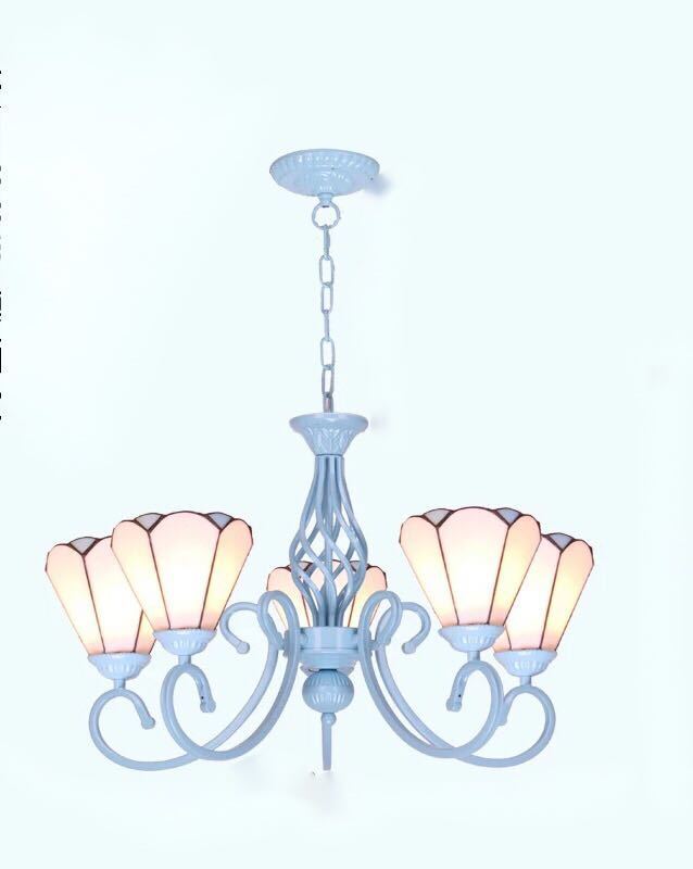 美しいガラスはどこから見ても華やかで美しい。繊細な造りの素敵なステンドランプ消灯時も素敵なインテリアになりますねサイズ ：約 幅58 x 高さ38 (cm）ワット数 ：電球60W×5個（E26）素材：ガラス、樹脂、合金、鉄★取付工事は電気工...