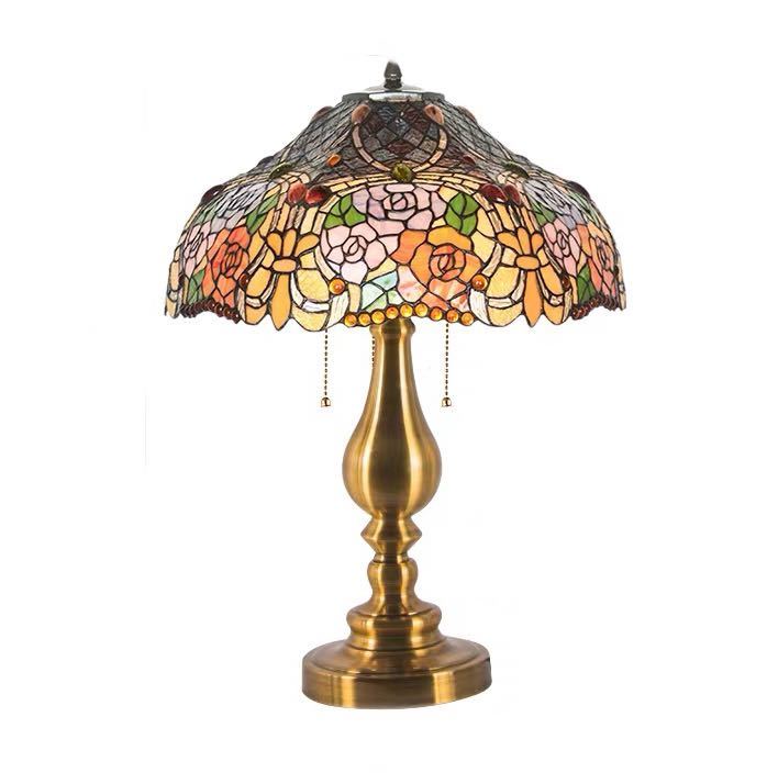 美しいガラスはどこから見ても華やかで美しい。繊細な造りの素敵なステンドランプ消灯時も素敵なインテリアになりますねサイズ ：約 幅50 x 高さ60 （cm）ワット数 ： 電球40W×3個（E26）素材：ガラス、樹脂、合金、鉄、銅★購入後のキ...