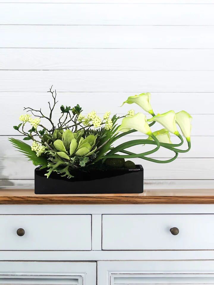 品名：飾り用造花セット本体のサイズ：幅約66 x 高さ約42（cm）内容：造花、フラワーポット素材：ポリエステル製★在庫は日々変動しておりますので万が一売り切れの場合は注文をキャンセルさせて頂く場合がございます。お早めにご注文お願い致します...