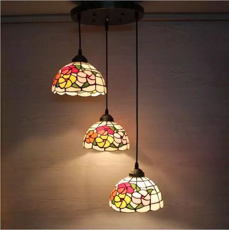 美しいガラスはどこから見ても華やかで美しい。繊細な造りの素敵なステンドランプ消灯時も素敵なインテリアになりますねサイズ ：約 幅40 x 高さ30〜80（cm）ワット数 ：電球60W×5個（E26）素材：ガラス、樹脂、合金、鉄★取付工事は電...