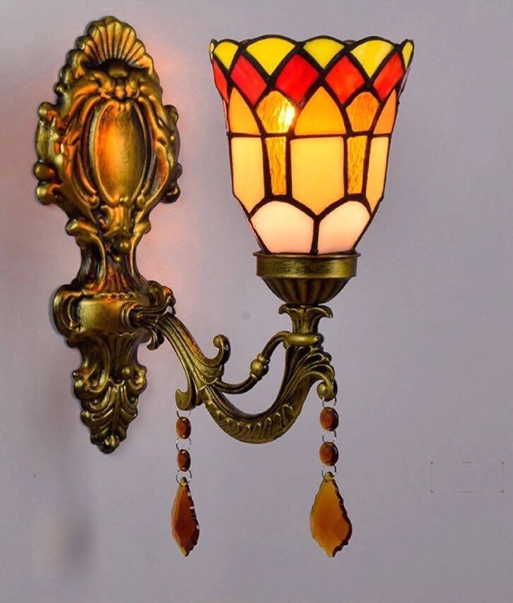 美しいガラスはどこから見ても華やかで美しい。繊細な造りの素敵なステンドランプ消灯時も素敵なインテリアになりますねサイズ：幅約13cmx高さ28cmワット数 ：電球40W×1個（E26）素材：ステンドグラス、樹脂、合金、鉄使用可能電球:LED...