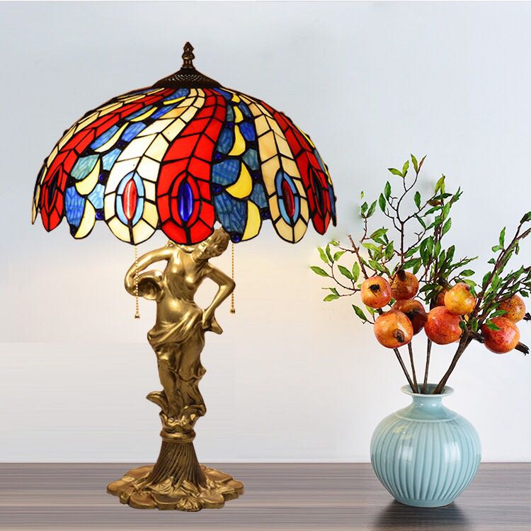 美しいガラスはどこから見ても華やかで美しい。繊細な造りの素敵なステンドランプ消灯時も素敵なインテリアになりますねサイズ ：幅40x高62cmワット数 ：40w x 2 (口金 E26）コードの長さ: 150cm素材：ガラス、樹脂、合金、鉄★...