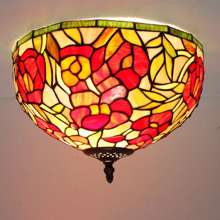 美しいガラスはどこから見ても華やかで美しい。繊細な造りの素敵なステンドランプ消灯時も素敵なインテリアになりますねサイズ ：約 直径30cm x高17cmワット数 ：　電球40W×2個（E26）素材：ガラス、樹脂、合金、鉄■E26白熱球、電球...