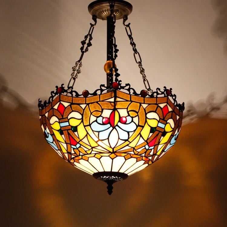 美しいガラスはどこから見ても華やかで美しい。繊細な造りの素敵なステンドランプ消灯時も素敵なインテリアになりますねサイズ：幅約40cmx高さ50cmワット数 ：　電球40W×2個（E26）素材：ガラス、樹脂、合金、鉄★取付工事は電気工事士にご...