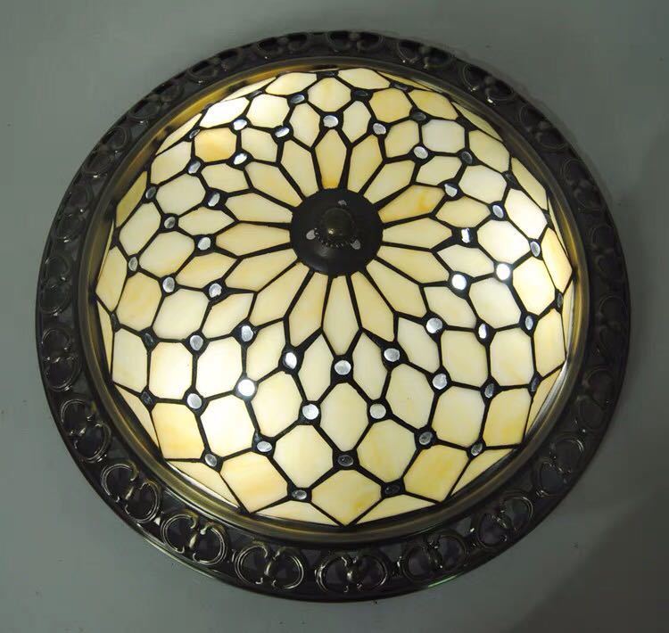 美しいガラスはどこから見ても華やかで美しい。繊細な造りの素敵なステンドランプ消灯時も素敵なインテリアになりますねサイズ ：約 幅38 x 高さ16 (cm)ワット数 ：電球60W×3個（E26）素材：ガラス、樹脂、合金、鉄★取付工事は電気工...