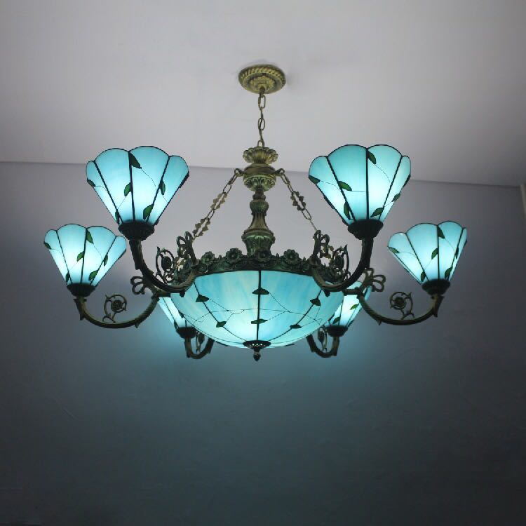 美しいガラスはどこから見ても華やかで美しい。繊細な造りの素敵なステンドランプ消灯時も素敵なインテリアになりますねサイズ：幅約88x 高さ約55ワット数 ：　電球40W×9個（E26）素材：ガラス、樹脂、合金、鉄★購入後のキャンセルは、ご遠慮...