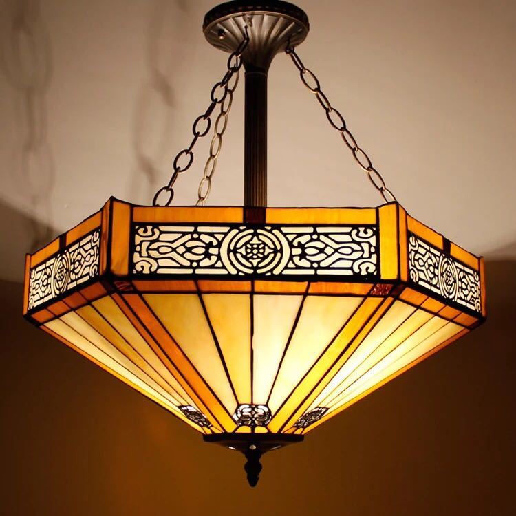 美しいガラスはどこから見ても華やかで美しい。繊細な造りの素敵なステンドランプ消灯時も素敵なインテリアになりますねサイズ：幅約50cm X 高さ50cmワット数 ：　電球40W×2個（E26）素材：ガラス、樹脂、合金、鉄★取付工事は電気工事士...