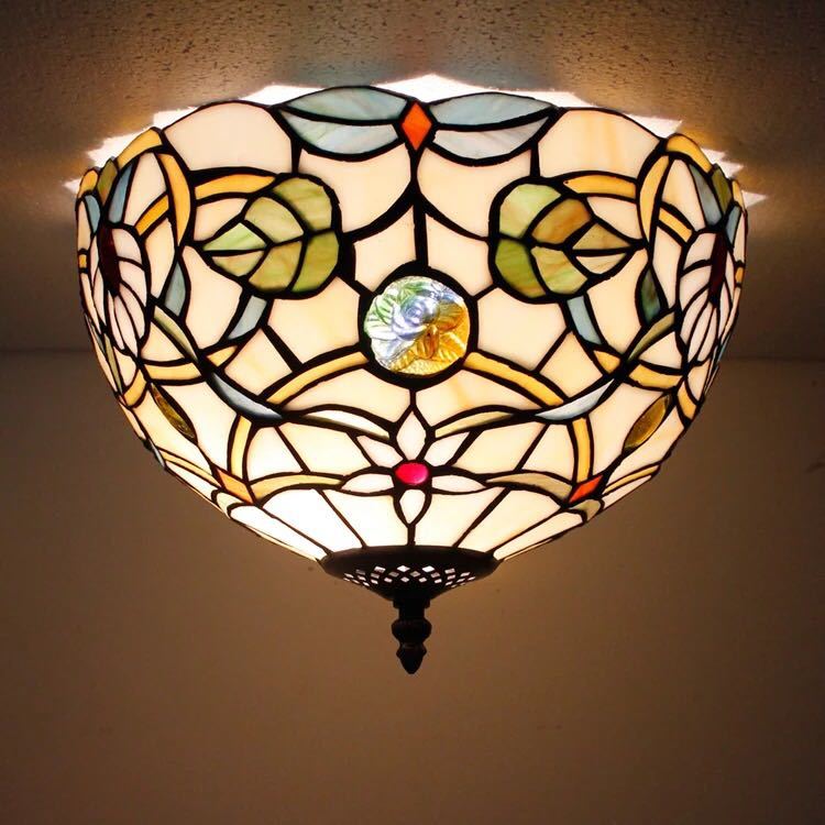 美しいガラスはどこから見ても華やかで美しい。繊細な造りの素敵なステンドランプ消灯時も素敵なインテリアになりますねサイズ ：約 直径30cm x高17cmワット数 ：　電球40W×2個（E26）素材：ガラス、樹脂、合金、鉄■E26白熱球、電球...