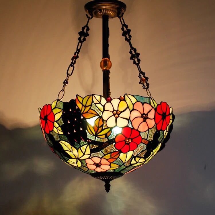 美しいガラスはどこから見ても華やかで美しい。繊細な造りの素敵なステンドランプ消灯時も素敵なインテリアになりますねサイズ：幅約40cmx高さ50cmワット数 ：　電球40W×2個（E26）素材：ガラス、樹脂、合金、鉄★取付工事は電気工事士にご...