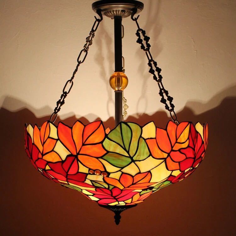 美しいガラスはどこから見ても華やかで美しい。繊細な造りの素敵なステンドランプ消灯時も素敵なインテリアになりますねサイズ：幅約45x 高さ約50 (cm）ワット数 ：　電球40W×2個（E26）素材：ガラス、樹脂、合金、鉄★在庫は日々変動して...