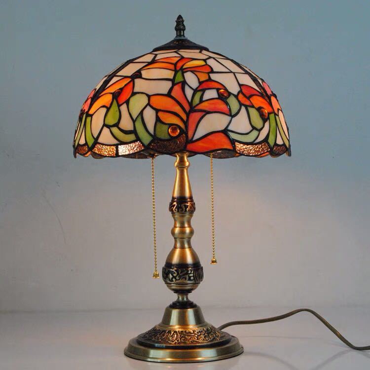 美しいガラスはどこから見ても華やかで美しい。繊細な造りの素敵なステンドランプ消灯時も素敵なインテリアになりますねサイズ ：約 幅30 x 高さ48（cm）ワット数 ：電球40W×2個（E26）素材：ガラス、樹脂、合金、鉄★在庫は日々変動して...