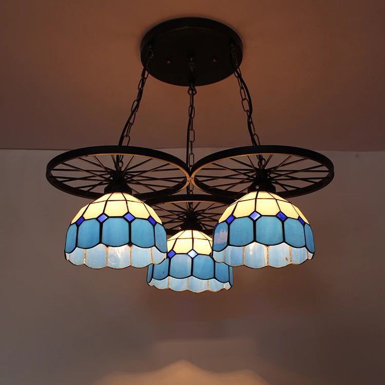 美しいガラスはどこから見ても華やかで美しい。繊細な造りの素敵なステンドランプ消灯時も素敵なインテリアになりますねサイズ ：約 幅58 x 高さ80 (cm）ワット数 ： 電球40W〜60W×3個（E26）素材：ガラス、樹脂、合金、鉄★取付工...