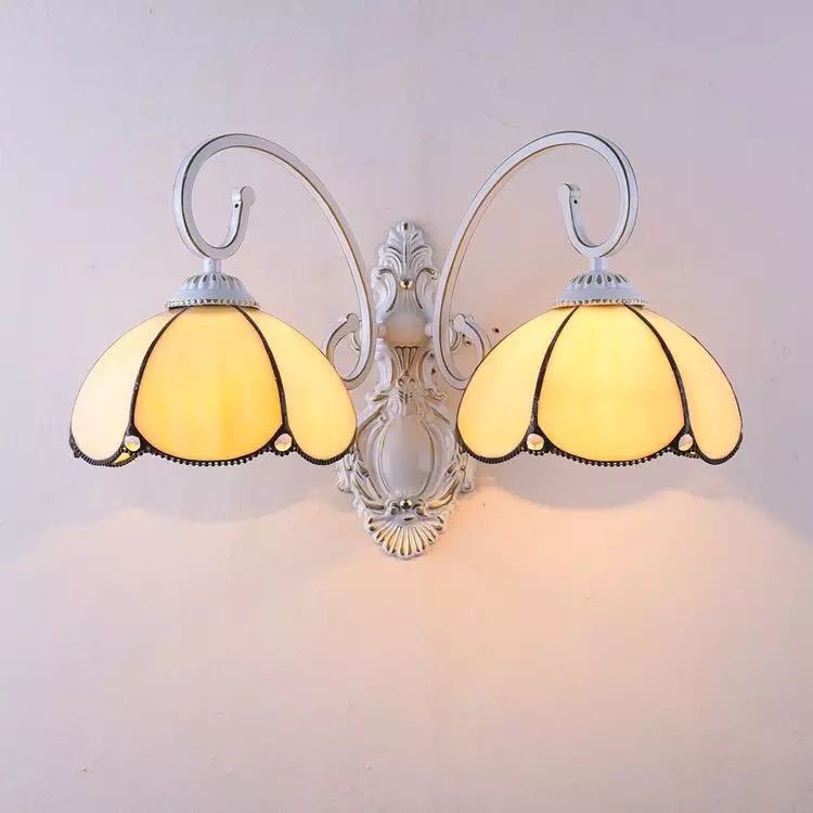 美しいガラスはどこから見ても華やかで美しい。繊細な造りの素敵なステンドランプ消灯時も素敵なインテリアになりますねサイズ：幅約40 x 高さ28 (cm）ワット数 ：電球60W×2個（E26）電球つきません素材：ステンドグラス、樹脂、合金、鉄...