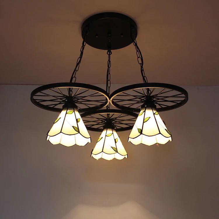 美しいガラスはどこから見ても華やかで美しい。繊細な造りの素敵なステンドランプ消灯時も素敵なインテリアになりますねサイズ ：約 幅58 x 高さ80 (cm）ワット数 ： 電球40W〜60W×3個（E26）素材：ガラス、樹脂、合金、鉄★取付工...