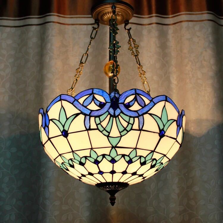 美しいガラスはどこから見ても華やかで美しい。繊細な造りの素敵なステンドランプ消灯時も素敵なインテリアになりますねサイズ：幅約30x 高さ約50 (cm）ワット数 ：　電球40W×1個（E26）素材：ガラス、樹脂、合金、鉄★在庫は日々変動して...