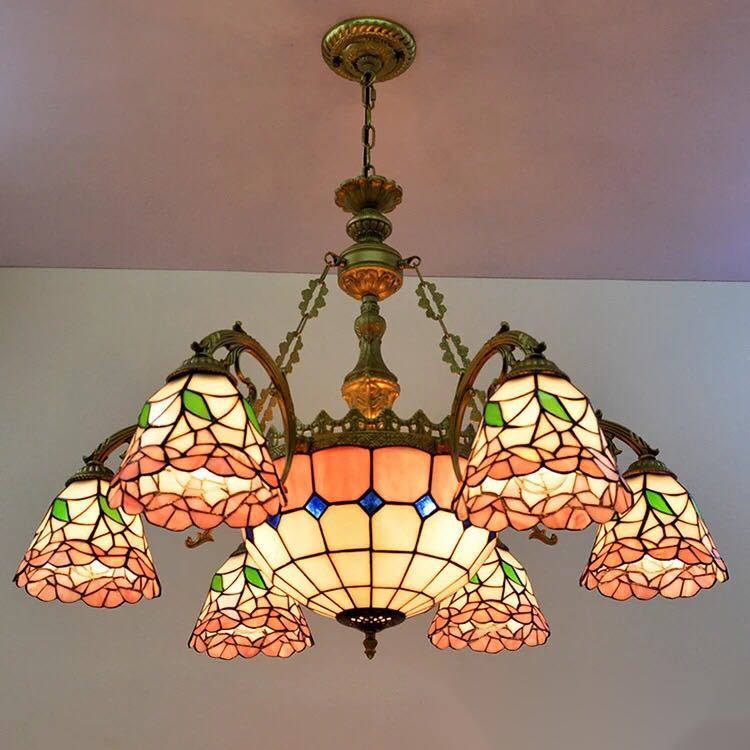 美しいガラスはどこから見ても華やかで美しい。繊細な造りの素敵なステンドランプ消灯時も素敵なインテリアになりますねサイズ ：幅88 x 高さ88 （cm）ワット数 ：電球60W×9 個（E26）素材：ガラス、樹脂、合金、鉄★取付工事は電気工事...