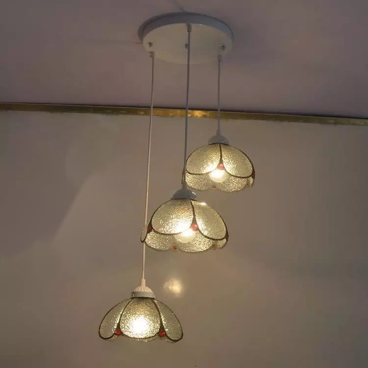 美しいガラスはどこから見ても華やかで美しい。繊細な造りの素敵なステンドランプ消灯時も素敵なインテリアになりますねサイズ：幅25x高さ80 cmワット数 ：　電球40W×3個（E26）素材：ガラス、樹脂、合金、鉄★取付工事は電気工事士にご相談...