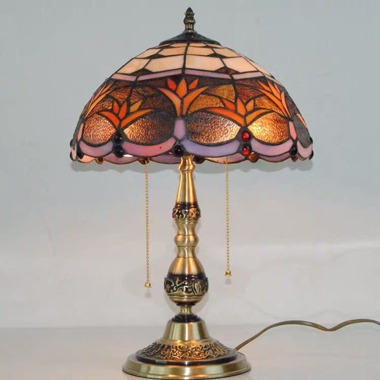 美しいガラスはどこから見ても華やかで美しい。繊細な造りの素敵なステンドランプ消灯時も素敵なインテリアになりますねサイズ ：約 幅30 x 高さ48（cm）ワット数 ： 電球40W×2個（E26）素材：ガラス、樹脂、合金、鉄★購入後のキャンセ...