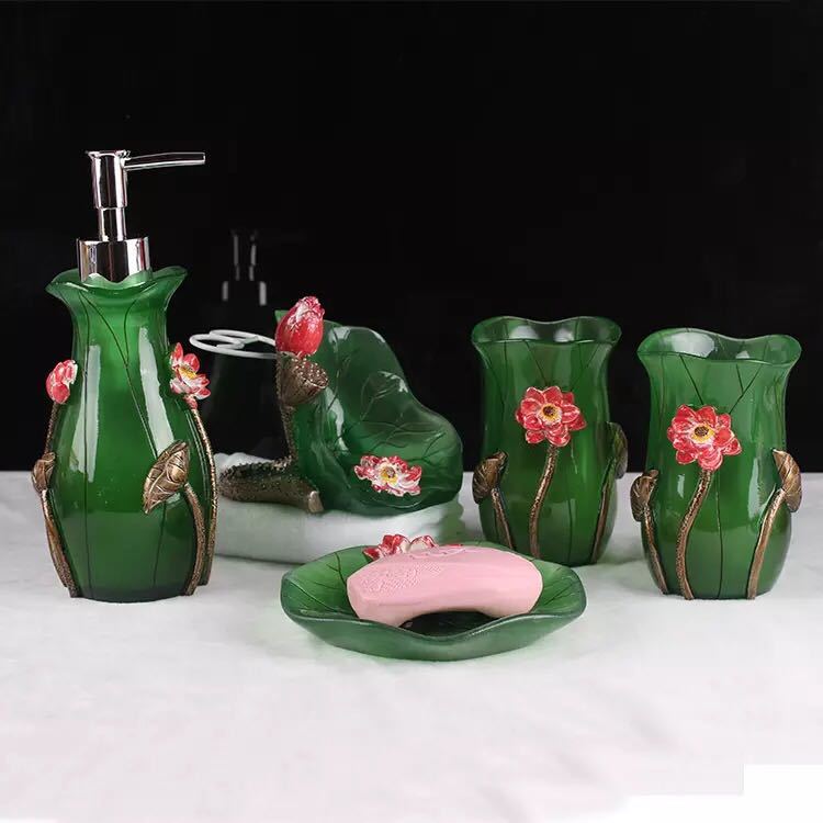 高級感のある落ち着いたデザインのサニタリーセット5点です。滅多にないお洒落な一品です。洗面所やバスルームがとってもオシャレになりますよ＜セット内容＞ディスペンサーx1点歯ブラシスタンドx1点石鹸置きx1点カップx2点●材質:安全樹脂★在庫は...