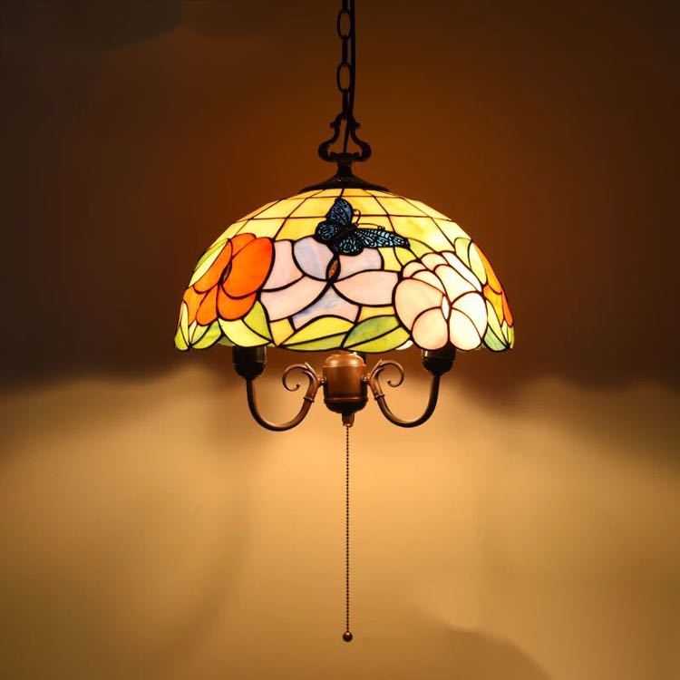 美しいガラスはどこから見ても華やかで美しい。繊細な造りの素敵なステンドランプ消灯時も素敵なインテリアになりますねサイズ：直径約40cmワット数 ：　電球40W×3個（E26）(電球付けません)素材：ガラス、樹脂、合金、鉄★取付工事は電気工事...