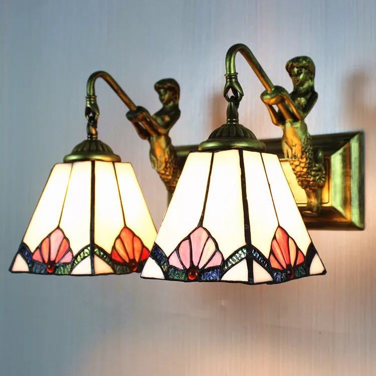 美しいガラスはどこから見ても華やかで美しい。繊細な造りの素敵なステンドランプ消灯時も素敵なインテリアになりますねサイズ：幅約33cm x 高26cmワット数 ：電球40W×2個（E26）素材：ステンドグラス、樹脂、合金、鉄使用可能電球:LE...