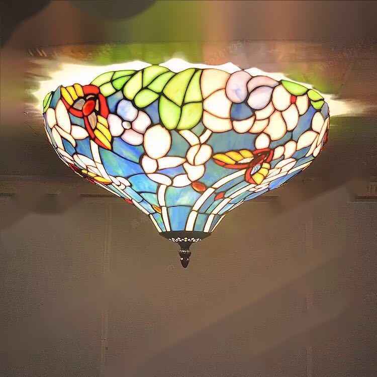 美しいガラスはどこから見ても華やかで美しい。繊細な造りの素敵なステンドランプ消灯時も素敵なインテリアになりますねサイズ ：約 幅40 x 高さ22 (cm)ワット数 ：　電球60W×3個（E26）素材：ガラス、樹脂、合金、鉄★取付工事は電気...