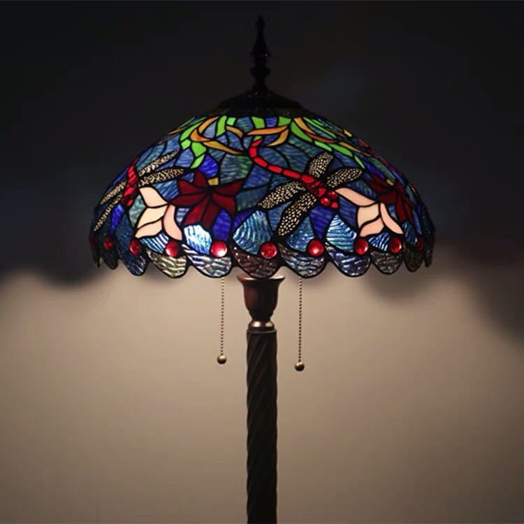 美しいガラスはどこから見ても華やかで美しい。繊細な造りの素敵なステンドランプ消灯時も素敵なインテリアになりますねサイズ ：幅約40 x高さ約160 cmワット数 ：60w x 2 (口金 E26）コードの長さ: 150cm素材：ガラス、樹脂...