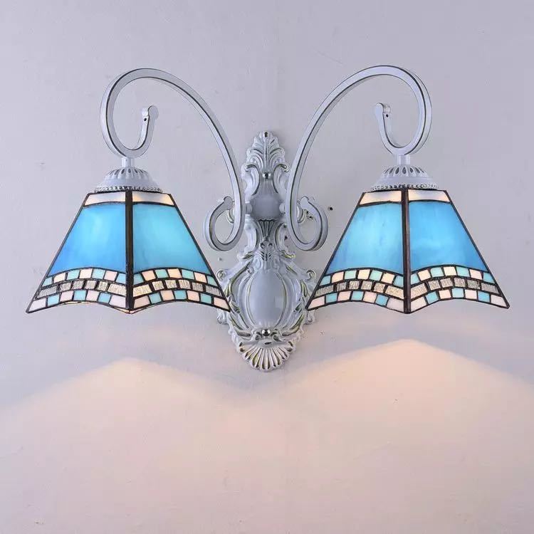 美しいガラスはどこから見ても華やかで美しい。繊細な造りの素敵なステンドランプ消灯時も素敵なインテリアになりますねサイズ：幅約40 x 高さ28 (cm）ワット数 ：電球60W×2個（E26）電球つきません素材：ステンドグラス、樹脂、合金、鉄...