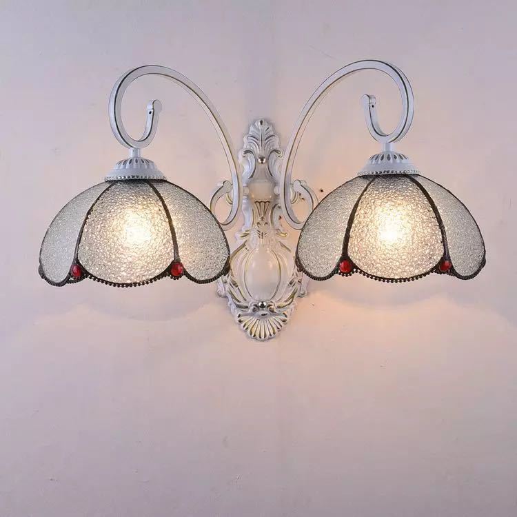 美しいガラスはどこから見ても華やかで美しい。繊細な造りの素敵なステンドランプ消灯時も素敵なインテリアになりますねサイズ：幅約40 x 高さ28 (cm）ワット数 ：電球60W×2個（E26）電球つきません素材：ステンドグラス、樹脂、合金、鉄...