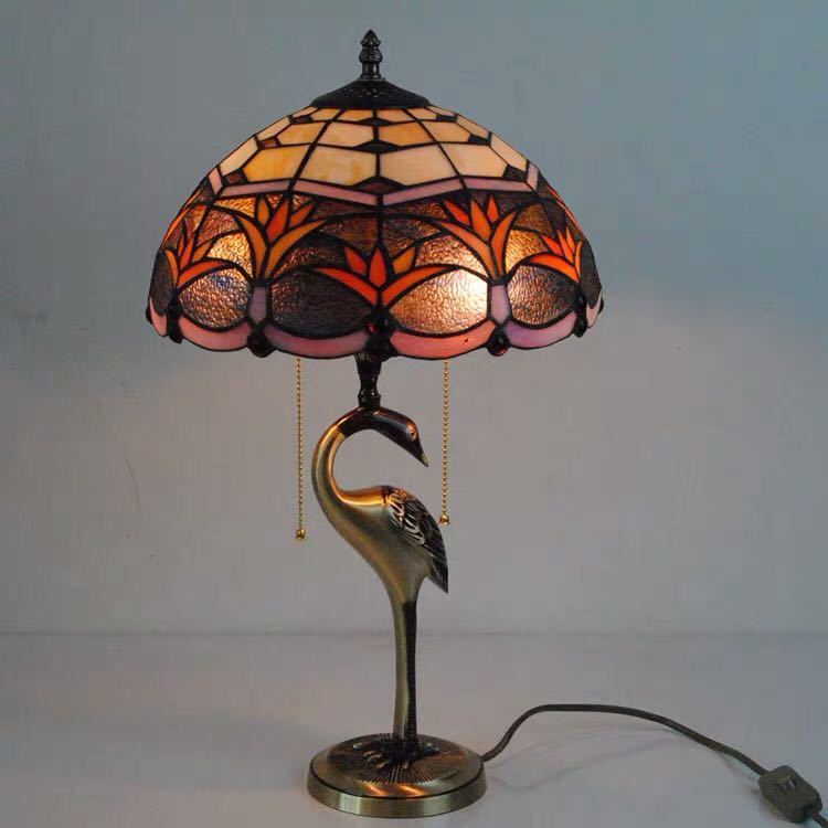 美しいガラスはどこから見ても華やかで美しい。繊細な造りの素敵なステンドランプ消灯時も素敵なインテリアになりますねサイズ ：約 幅30 x 高さ53 (cm）ワット数 ： 電球40W×2個（E26）素材：ガラス、樹脂、合金、鉄★購入後のキャン...