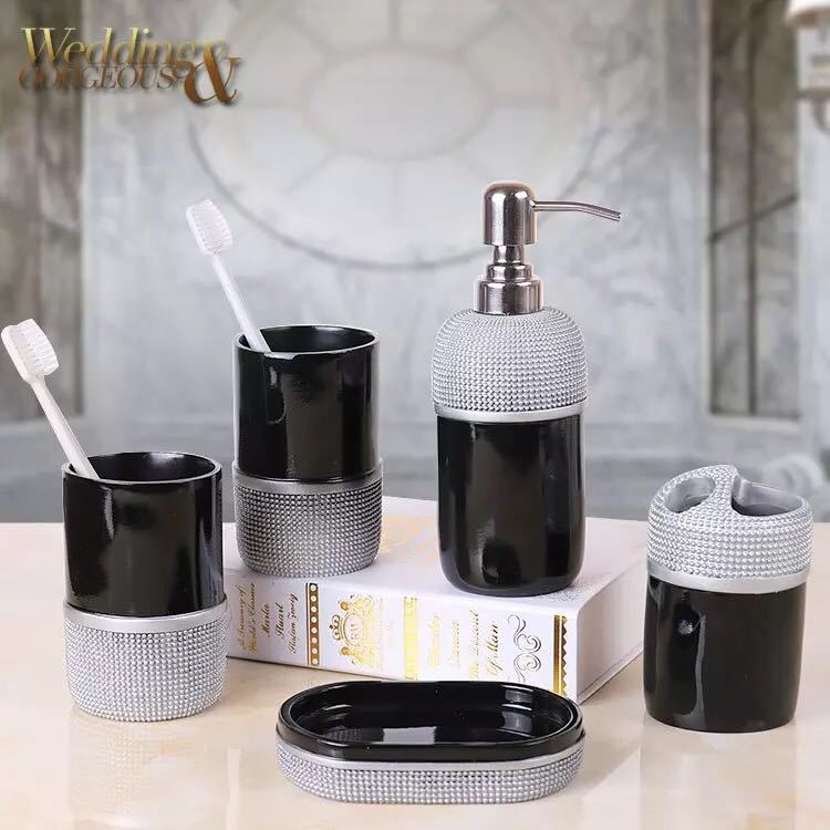 高級感のある落ち着いたデザインのサニタリーセット5点です。滅多にないお洒落な一品です。洗面所やバスルームがとってもオシャレになりますよ＜セット内容＞ディスペンサーx1点歯ブラシスタンドx1点石鹸置きx1点カップx2点●材質:ABS樹脂 プラ...