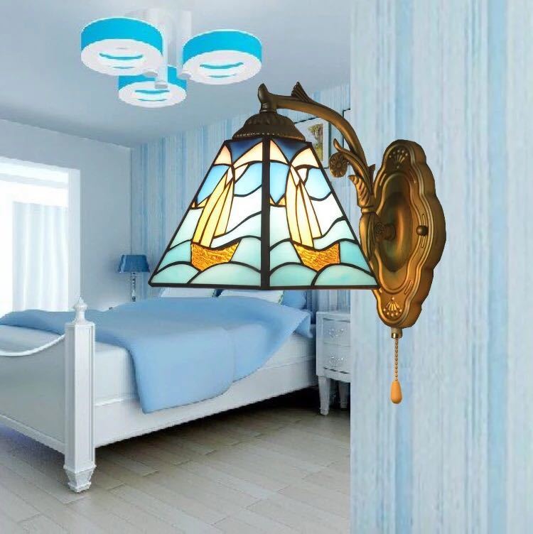 美しいガラスはどこから見ても華やかで美しい。繊細な造りの素敵なステンドランプ消灯時も素敵なインテリアになりますねサイズ：幅約25cm X 高さ約30cmワット数 ：　電球40W×1個（E26）素材：ガラス、樹脂、合金、鉄★取付工事は電気工事...