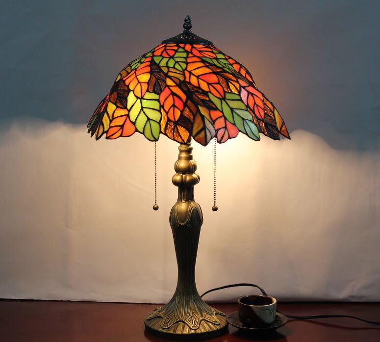 美しいガラスはどこから見ても華やかで美しい。繊細な造りの素敵なステンドランプ消灯時も素敵なインテリアになりますねサイズ ：幅40x高62cmワット数 ：40w x 2(口金 E26）コードの長さ: 150cm素材：ガラス、樹脂、合金、鉄★在...