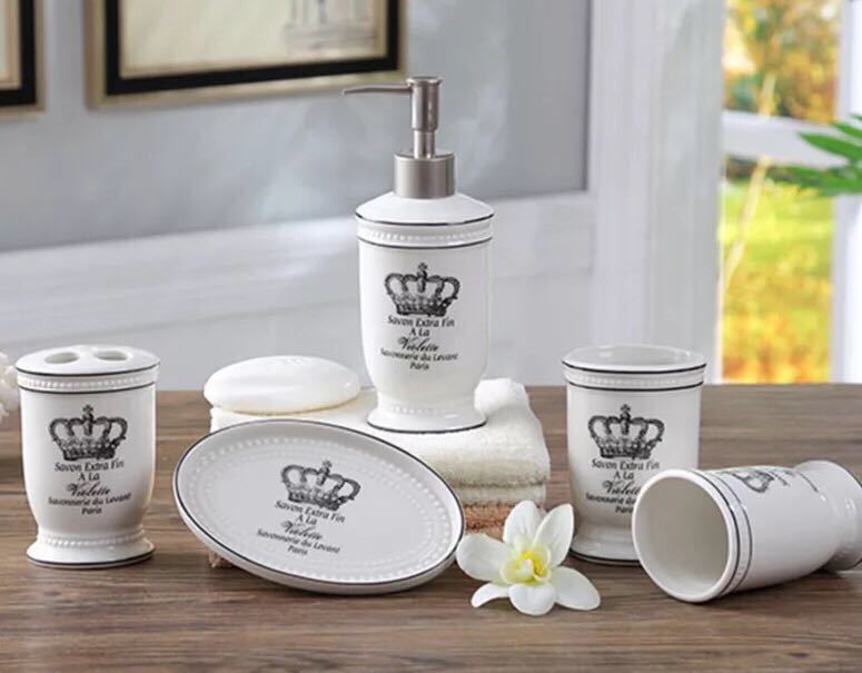 高級感のある落ち着いたデザインのサニタリーセット5点です。滅多にないお洒落な一品です。洗面所やバスルームがとってもオシャレになりますよ＜セット内容＞ディスペンサーx1点歯ブラシスタンドx1点石鹸置きx1点カップx2点●材質:陶器★在庫は日々...