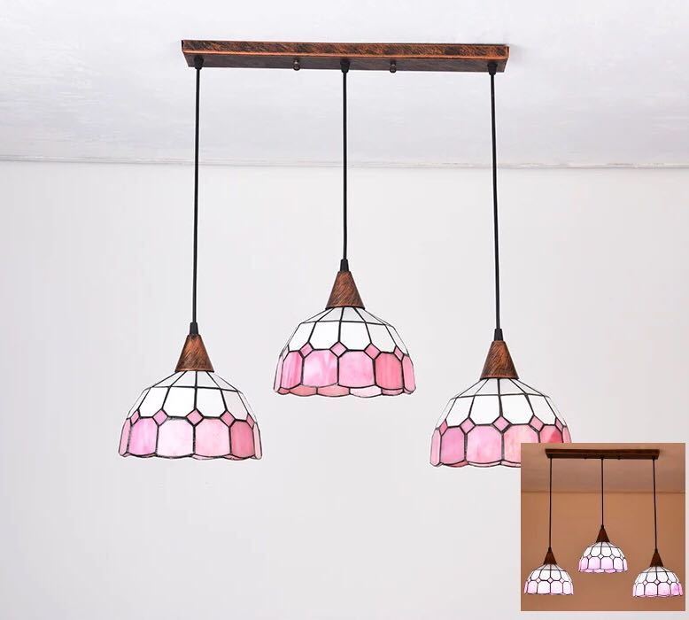 美しいガラスはどこから見ても華やかで美しい。繊細な造りの素敵なステンドランプ消灯時も素敵なインテリアになりますねサイズ ：約 幅50 x 長さ70 (cm)ワット数 ：電球60W×3個（E26）素材：ガラス、樹脂、合金、鉄★取付工事は電気工...